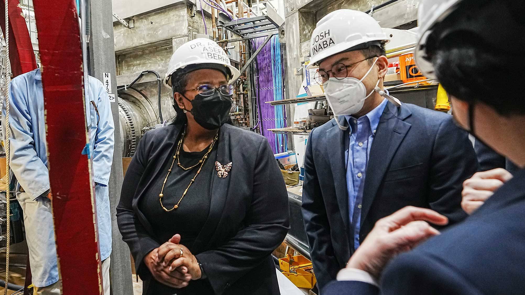 Visiting officials from DOE's Office of Science learn about PPPL’s ...