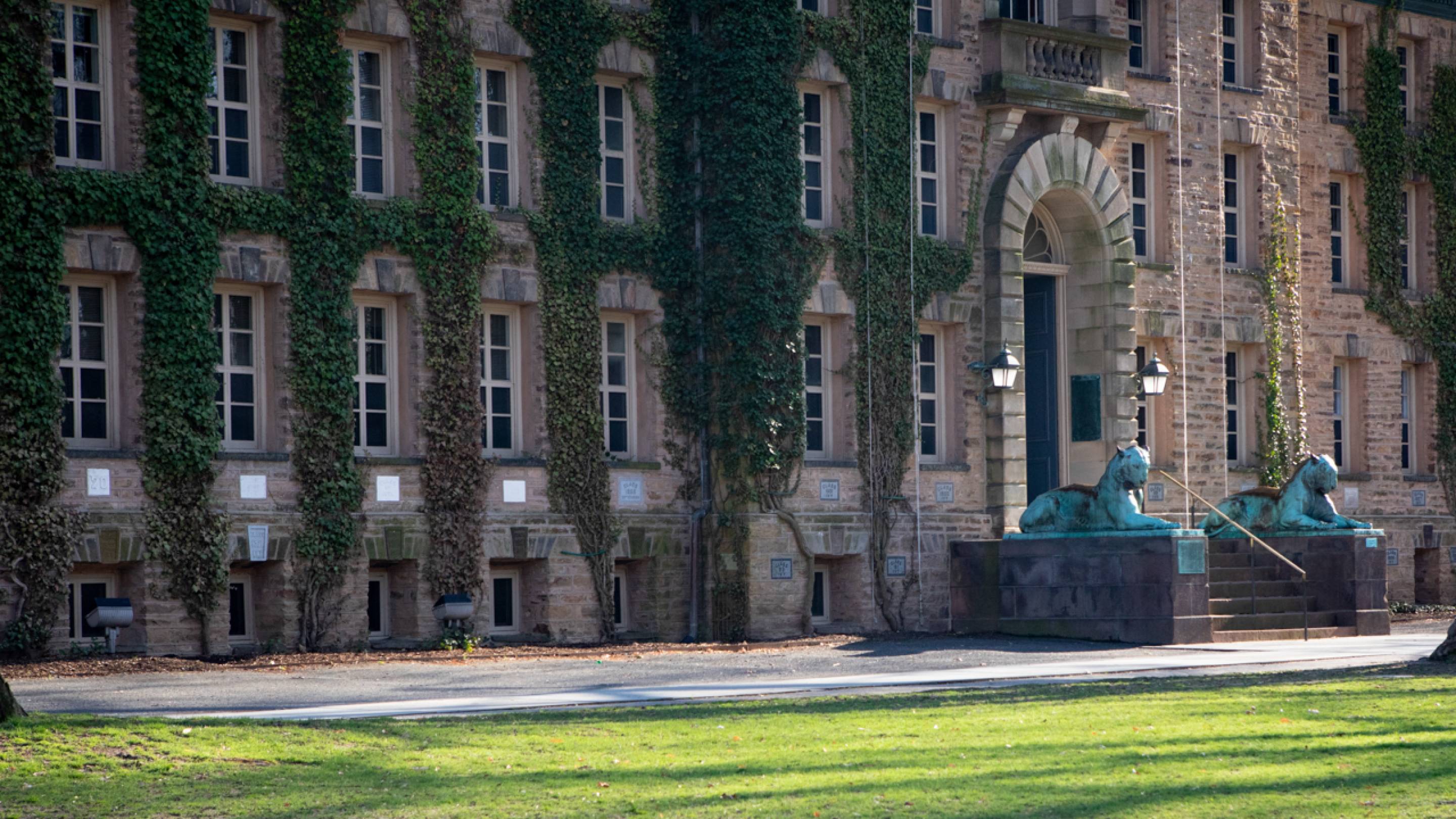 Thirteen faculty members transfer to emeritus status