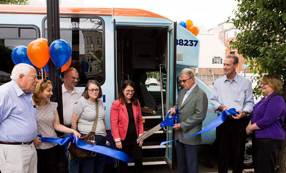 Princeton community celebrates new freeB shuttle bus