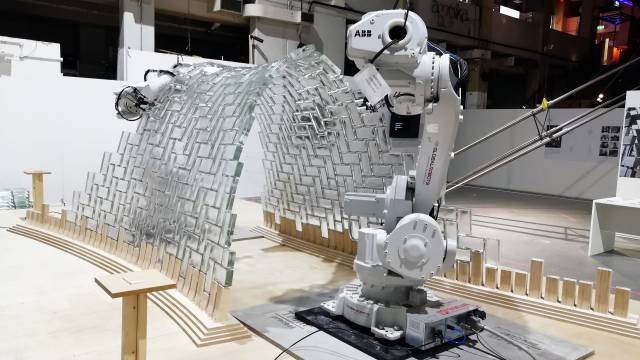 Robots and humans collaborate to revolutionize architecture